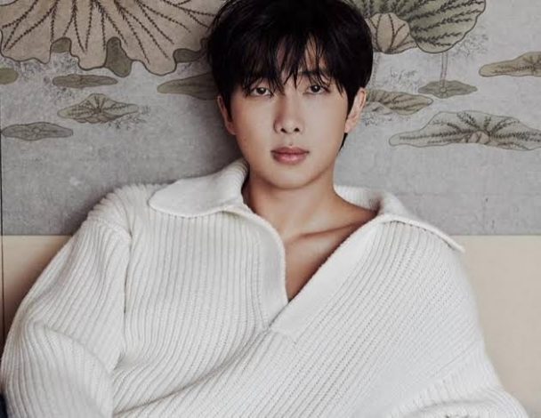 Top 10 Most Popular Singers In Korea 2025