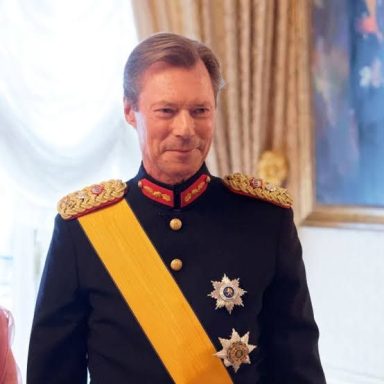 Top 10 Richest Kings In The World 2025