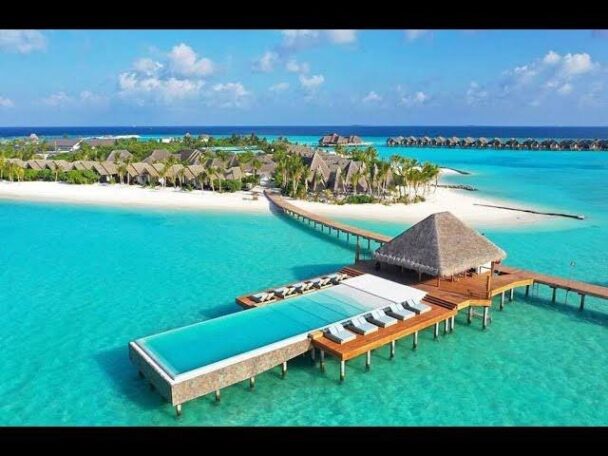 Top 10 Most Beautiful Infinity Pools In The World 2025